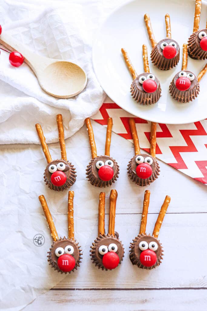 Adorable 5 Ingredient Chocolate Rudolph Candy - EazyGrub