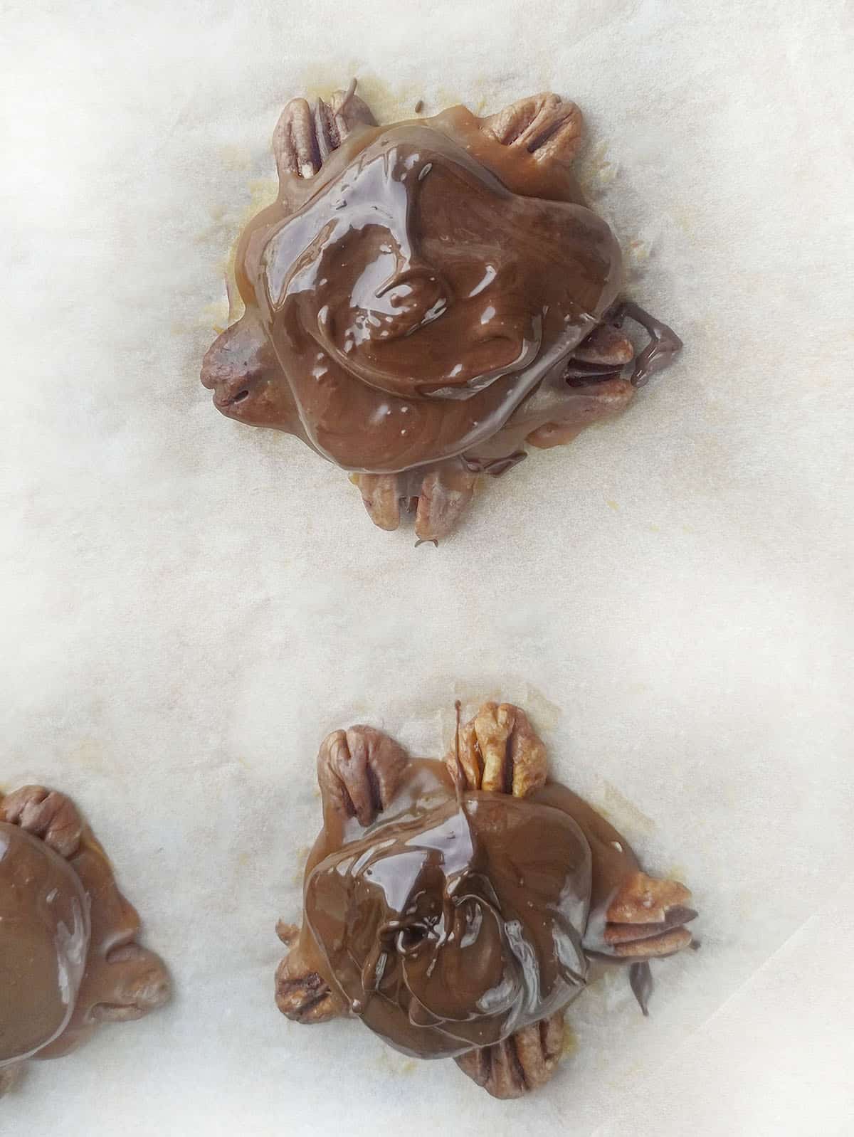 The Best 3 Ingredient Chocolate Pecan Turtles - EazyGrub